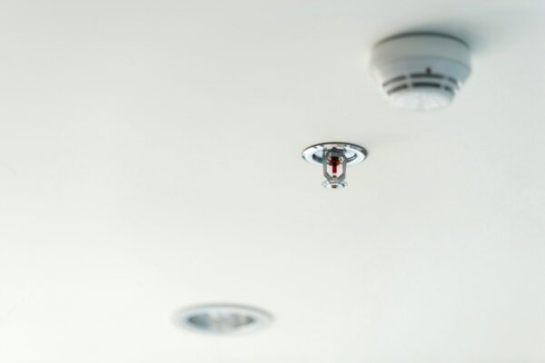 Jarak yang Tepat antara Sprinkler dan Smoke Detector – PT. Dinar Inti Duba
